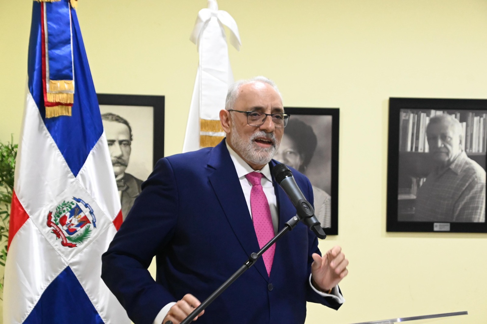 Vitelio Mejía se estrena como escritor y pone a circular el libro “Poemas del mar y otros amores ...